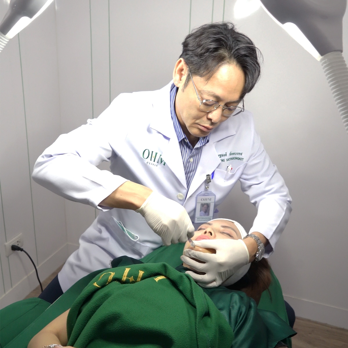 ฉีดฟิลเลอร์คางกับเสริมคาง อันไหนดีกว่ากัน | OHM Clinic